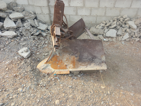 Traktor barcha qóshimcha uskunalari bilan
