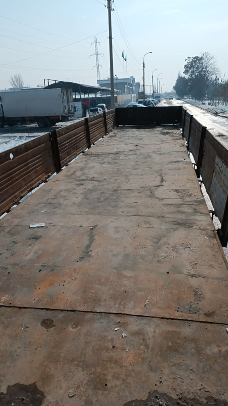 Maz pritsep sotiladi 12 metr yarim tirkama bortli xolati yaxshi