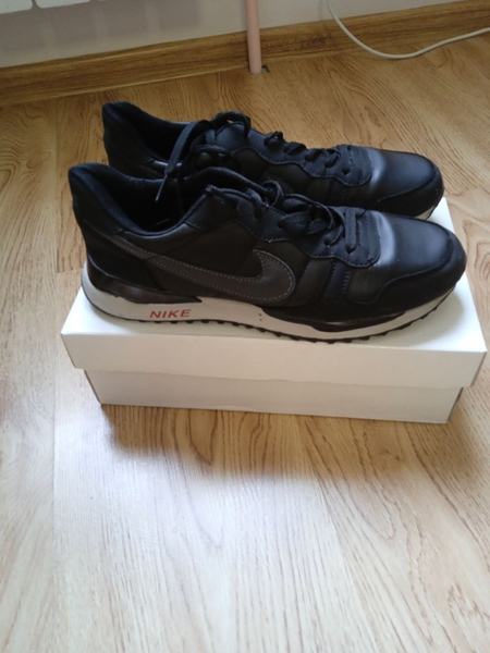 Мужские кроссовки от фирмы NIKE