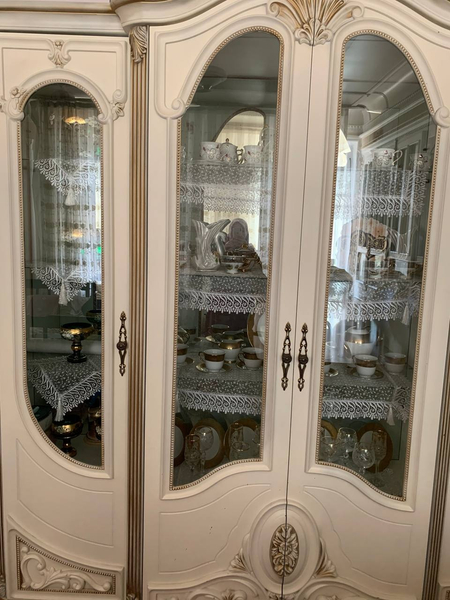 Стенка сотилади. Продаётся мебель.