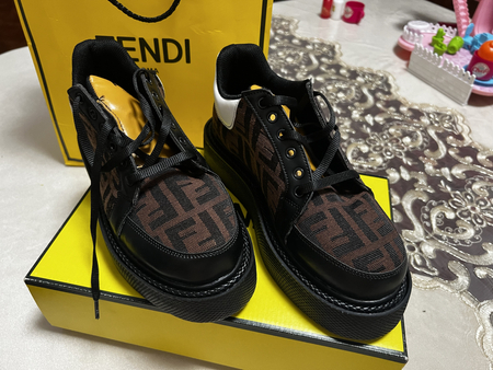 Кроссовки женские Fendi