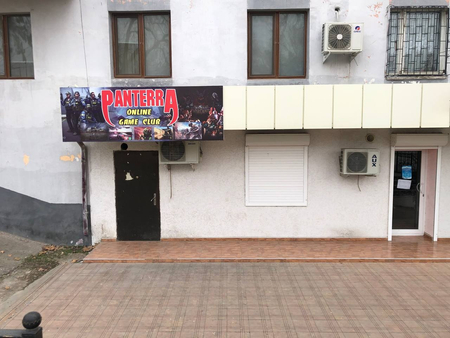 Срочно продаётся  часть нежилого помещение 72 кв м возле Пед