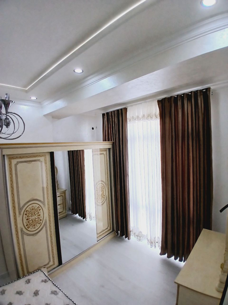 Yakkasaroy city mall da 3/9/10.   800$
