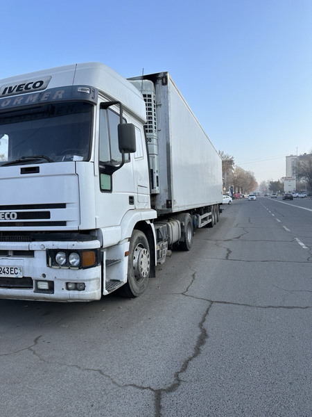 Шаланда IVECO Тягач Прицеп