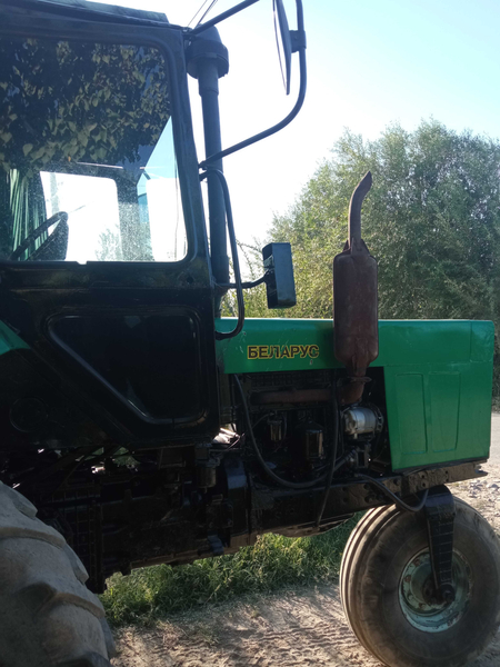 MTZ x80 Traktor .