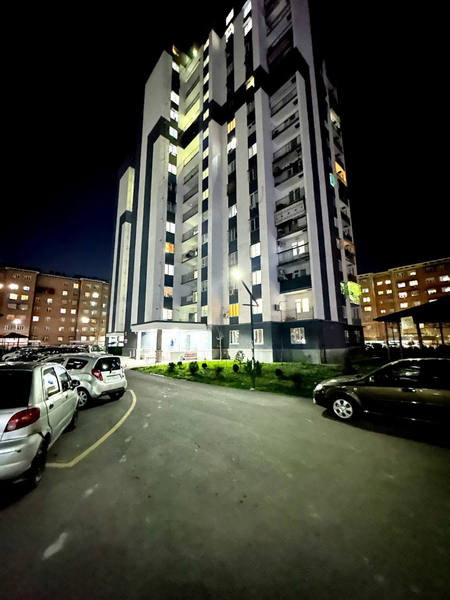 Срочно продаю 2 комнотная квартира район Янги Ҳаёт 9 квартал