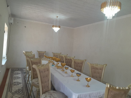 Hovli sotiladi srochna arzon 4 yarim sotix 3 xona
