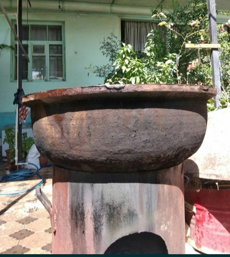 Qadimgi kalin chugun qozonla sotiladi