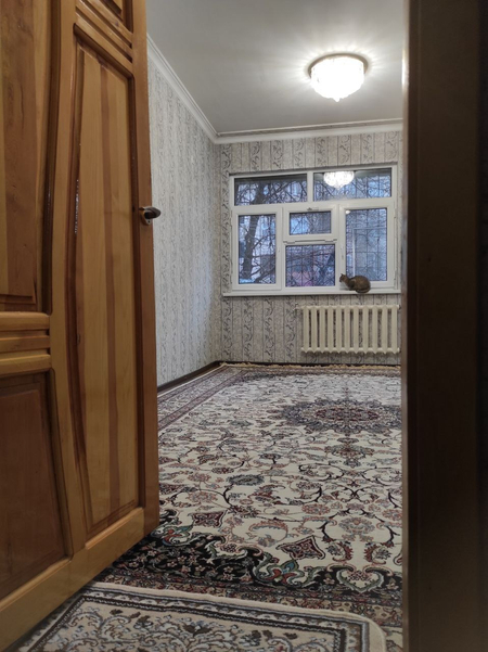 Chilonzor 12 kvartlda 2 xona razdenli sotiladi