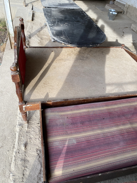 Stol divan xontaxta