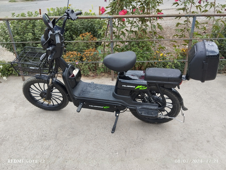 Velomax skuteri sotladi