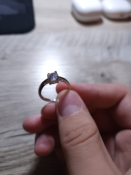Продаётся серебряное кольцо 925 пробы.