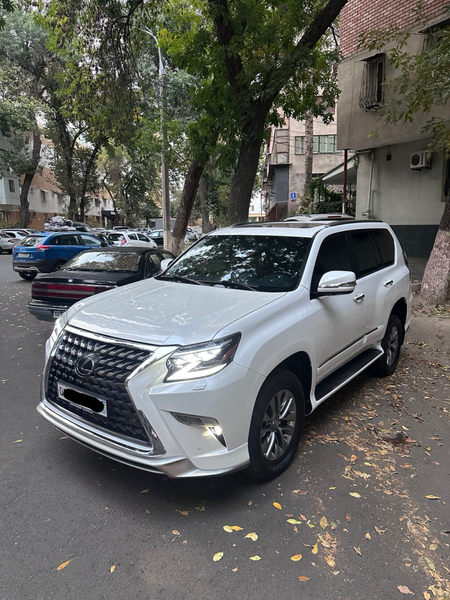 Пррдается Lexus GX460
