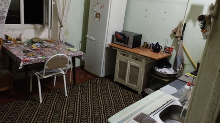 Сдам двух комнатную на джаркурганской с мебелью и техникой