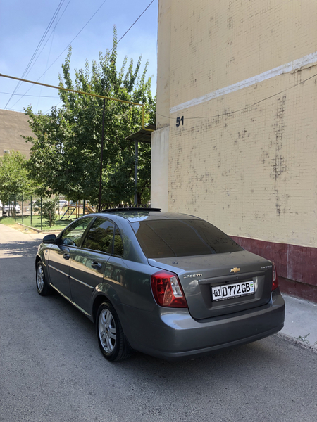 Lasetti 1.6 sotiladi