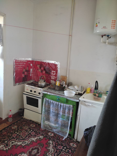 СРОЧНО ПРОДАЕТСЯ Чирчик ш.
10 м/н Горка 5-этаж 1х 40 м²