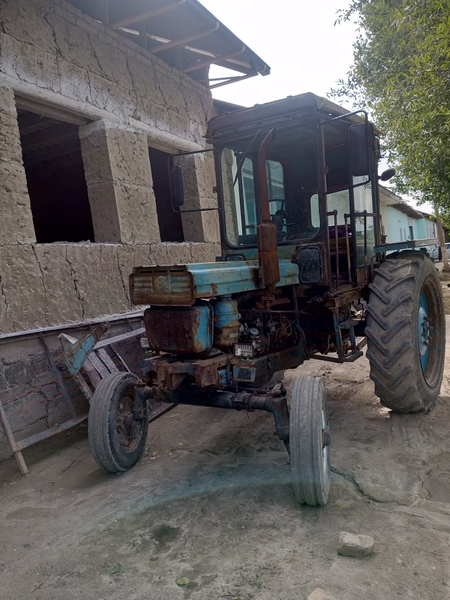Traktor sotiladi