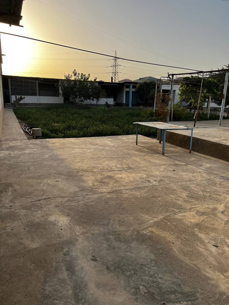Hovli uy sotiladi