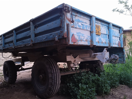 Traktor va prisebi bilan birga sotiladi