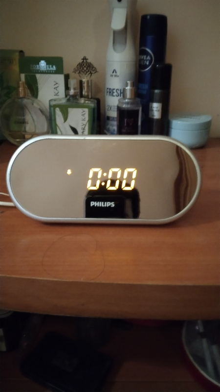 Продается радио часы Philips.