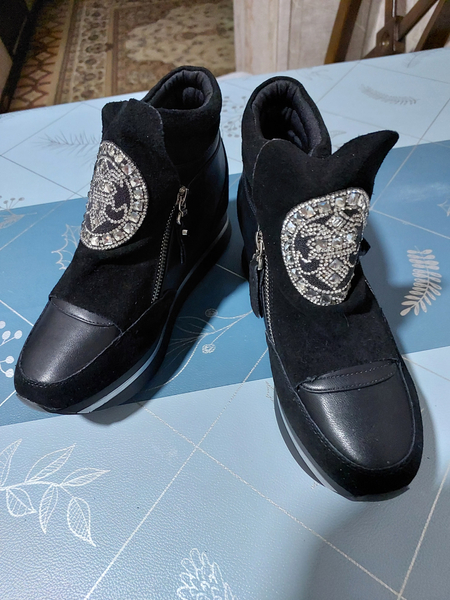 Продаю обувь, новая, разм. 37 (24см)