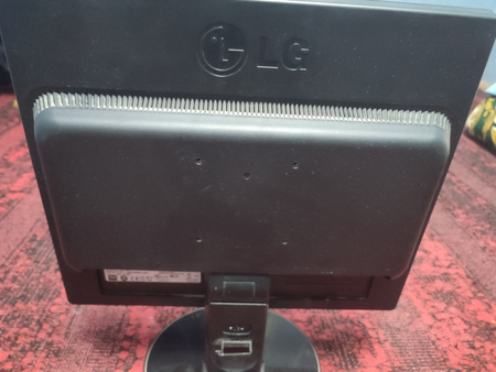 Монитор LG в хорошем состояние