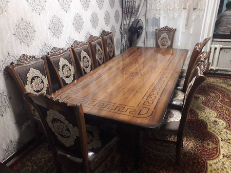 Продаётся стол со стульями в гостиной и раскладное кресло
