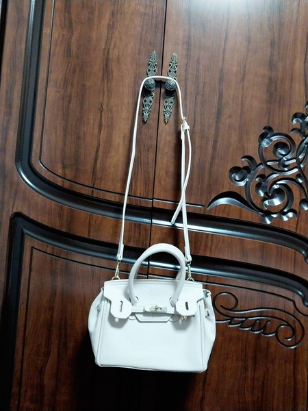 Oq rangli hermes sumkasi yangi