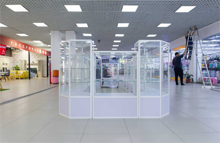 Высокие витрины для создания островка, широкое применение