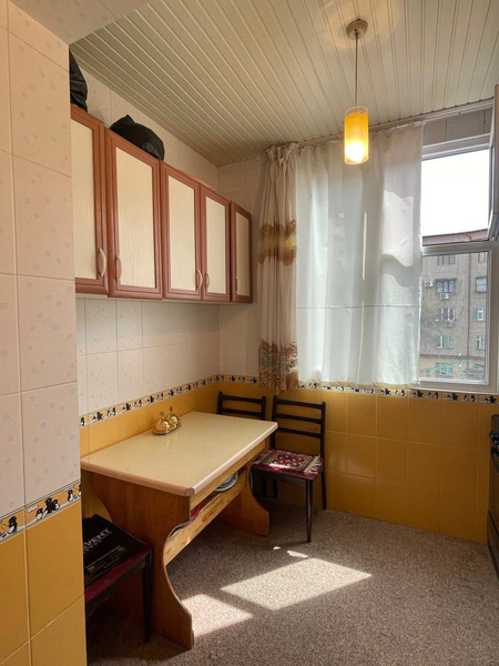 Тинчлик метро: 5-хона, 3-қават, 5-қаватли дом 2*6 балкон 100м²