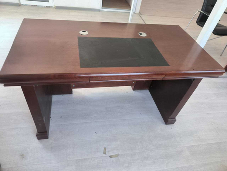 Yong'oq  daraxtidan ofis mebeli sotiladi