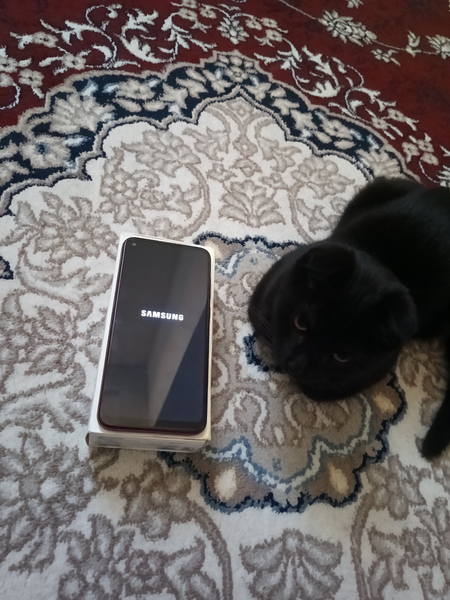 Samsung a 11  32 gb qizil