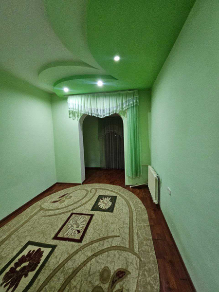 3 xonali 90m² 1-qavat uy sotiladi Ikkilamchi kreditka ham beriladi.