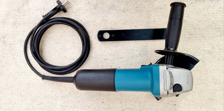Фирменный болгарка Makita 9558HN R диск 125