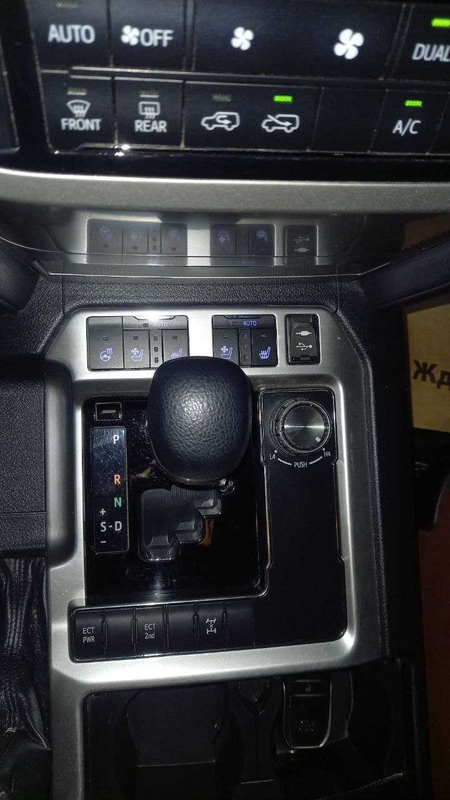 Toyota Land Cruiser 200 V6 2018 год