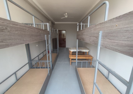 Hostel, студент ўғил болаларга ётоқхона берилади.