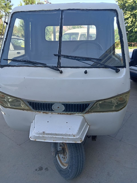 Muravey oq rangda