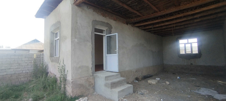 Hovli uy sotiladi