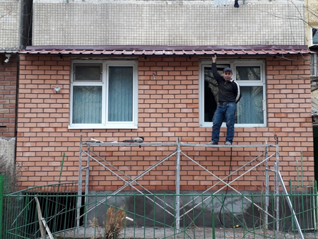 Кладка кирпича, балкон А также Установка козырьки над окном