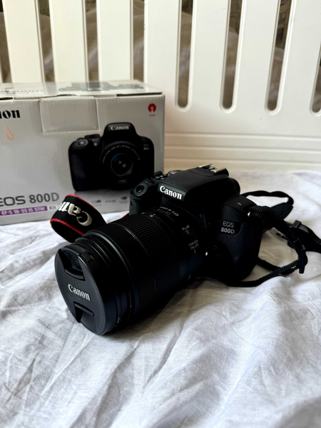 Продается Canon EOS 800D с объективом Kit 18-135mm IS USM