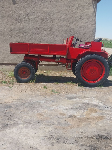 Traktor sotiladi, Motori soz holatda, ishlab turibdi.