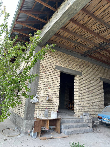 Срочно продаётся достроенный большой участок с садом