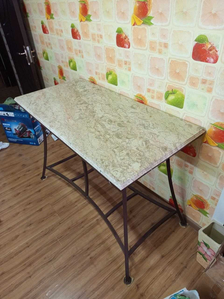 Продаётся кухонный стол. Самовывоз.
