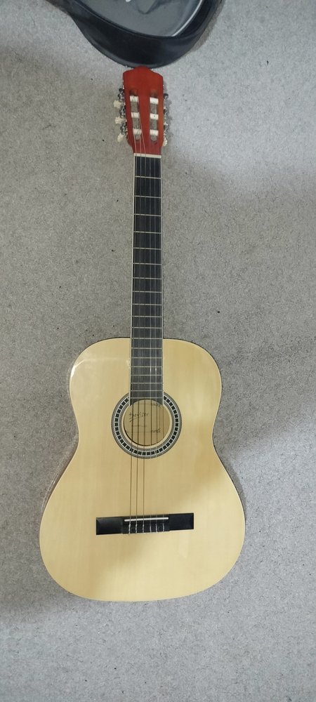 Gitara umuman ishlatilmagan, men o\\\'zimga uverinman.