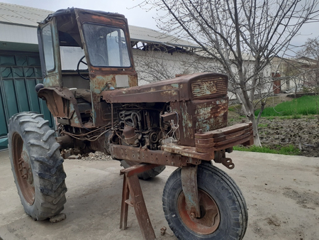 Traktor va kir birgalikda sotiladi