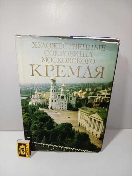 Продаються книги.