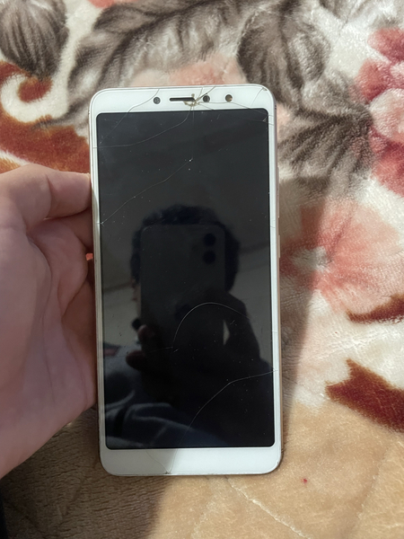 Telefon sotiladi redmi c2 100 minli ishi bor faqat sms yozila