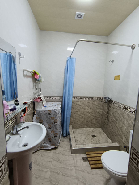 Yangi Tashmida 5 xonali yevro uy Sotiladi