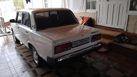 Vaz 2107 sotiladi