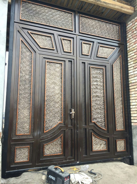Покраска ворот решёток ограждения.